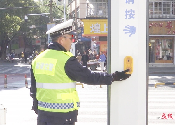 行人过街开启 自助模式” 申请式”人行信号灯亮相南昌