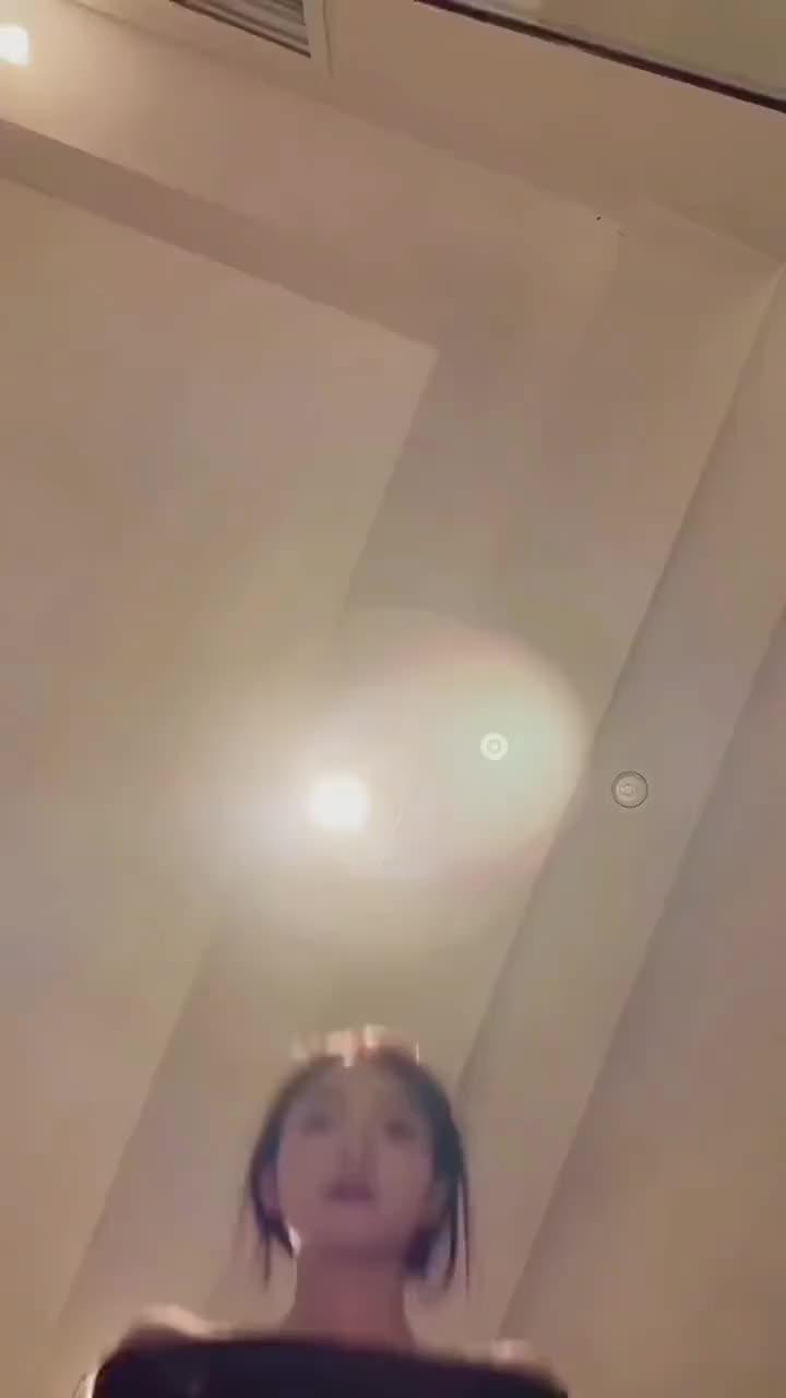 爆机少女喵小吉 奶兔胡媛媛 大柚柚youza🍊 这小奶猫真的超喜欢对着镜子傻笑 检测猫咪是小可爱还是小坏蛋 度小视