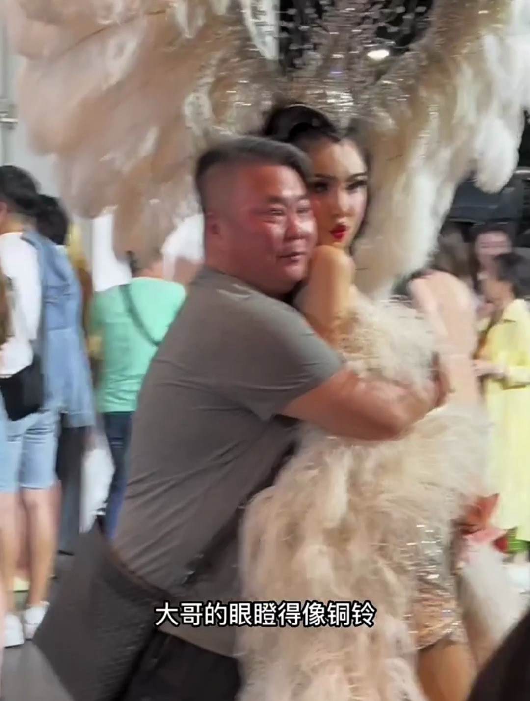 泰国的男姐姐，大哥给了一百，居然抱着拍照 度小视