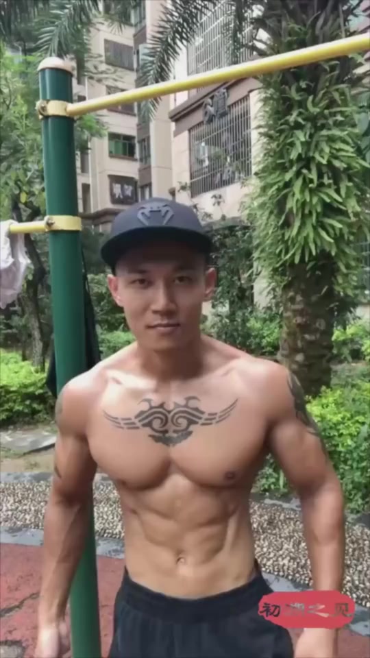 搞笑段子筋肉猛男的身材好给力，胸肌饱满，腹肌结实，麒麟臂健硕 度小视