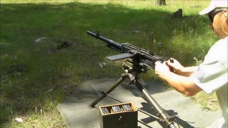 国外大叔试射意大利布雷达M37重机枪，弹夹式供弹 后坐力表现良好,军事,兵器装备,好看视频