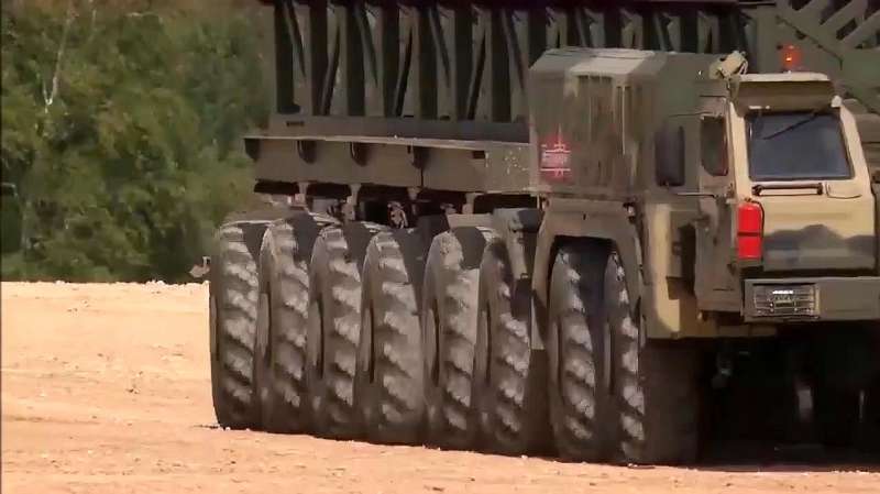 KAMAZ-7850导弹发射车，底盘上16个轮子全能够转向,军事,兵器装备,好看视频