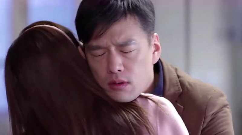 美女把醉酒男同事带回宿舍，以为有机会，看着他把舍友抱怀里死心影视爱情好看视频