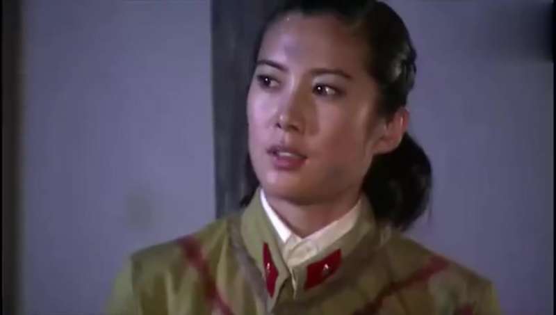 真是可恶！日本女军官竟然把美女绑在柱子上，用鞭子抽打影视中国近代战争好看视频