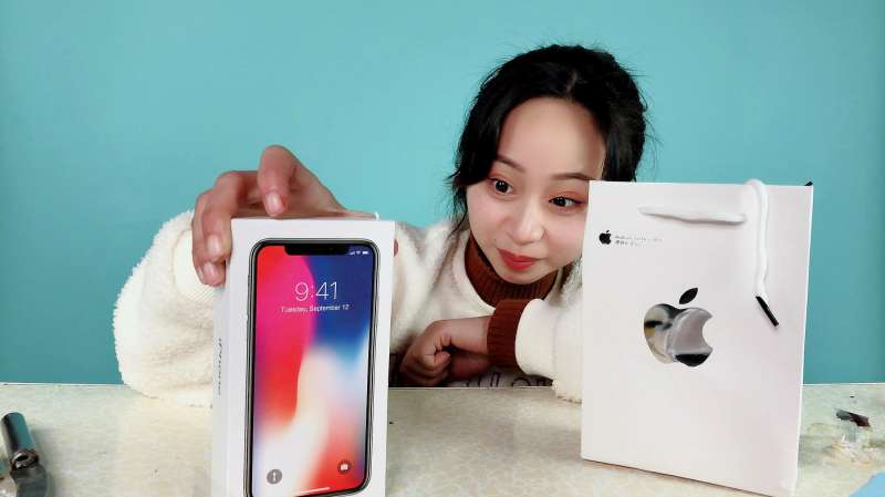 过年给小妹买了个“iPhoneX”，打开后差点跟我翻脸,搞笑趣味,恶搞趣玩,好看视频