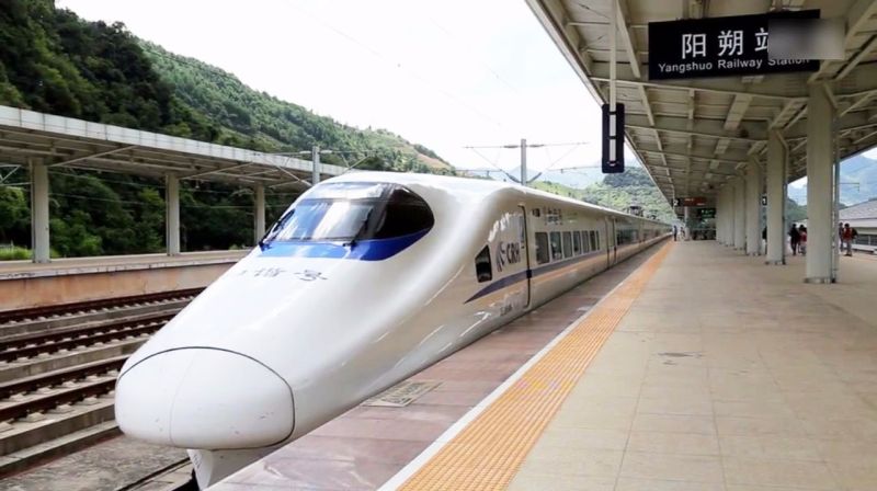 贵广高铁阳朔站 和谐号CRH2A动车组出站,汽车,汽车周边,好看视频