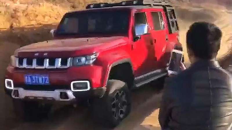 国产北京BJ40超快速度冲沙坡，网友：这速度没理由上不来,汽车,玩车,好看视频