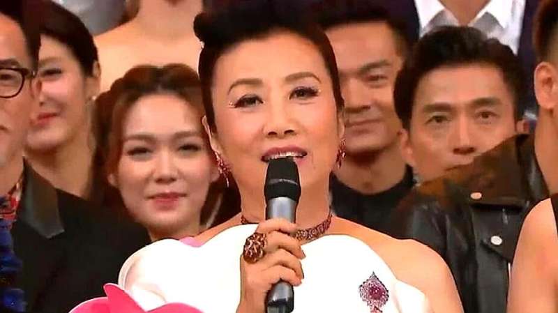 感动！TVB52周年台庆全体艺员现场大合唱《东方之珠》,娱乐,明星娱乐,好看视频