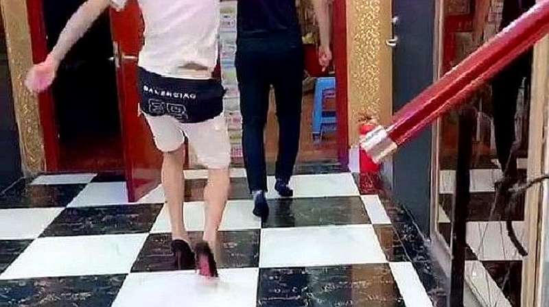 男人第一次穿高跟鞋,全是新鲜感,感觉白衣服男孩是专业的搞笑趣味恶搞趣玩好看视频