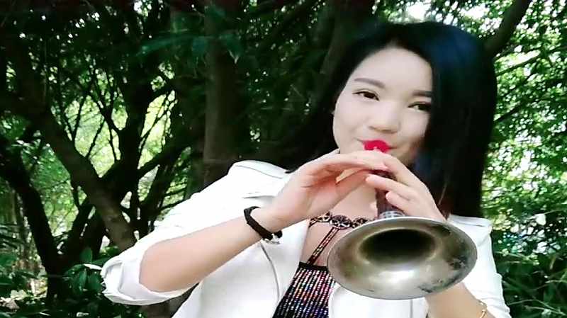 女歌手唢呐独奏一曲,曲调悠扬,动人心弦,好听极了!音乐器乐好看视频