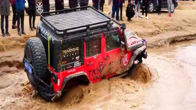 增高版牧马人越野涉水挑战，动力十足完全没压力，真霸气！,汽车,玩车,好看视频