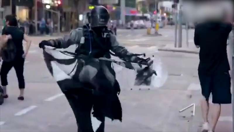 港警手撕“港独”旗！画面引起极度舒适,社会,民生,好看视频