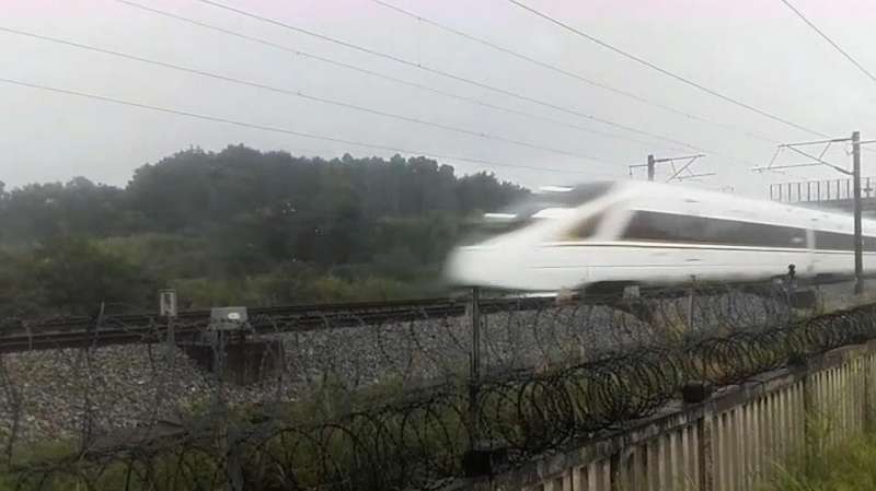 复兴号G1503次雨中疾行，感受它的速度！网友：刺激啊,汽车,汽车周边,好看视频