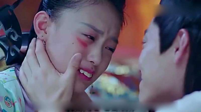 帅哥爱上了一位丑女，不料亲了丑女一口后，丑女变了一位绝世美人影视影视周边好看视频 
