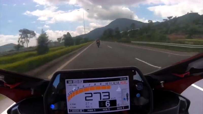 雅马哈R1公路飙车极速299km,汽车,玩车,好看视频
