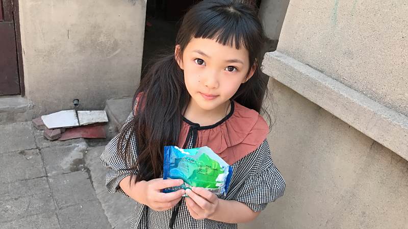 晨妤小美女去姥姥家，姥姥家有好吃的还有小巧玲珑的小滑板车能玩三农农民生活好看视频 