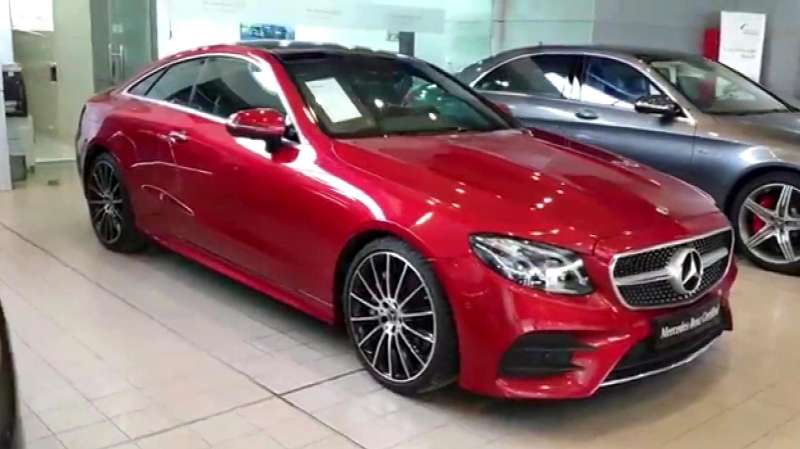 17款奔驰E300 Coupe红色版，打开无框车门看到驾驶室，真漂亮！,汽车,车展,好看视频