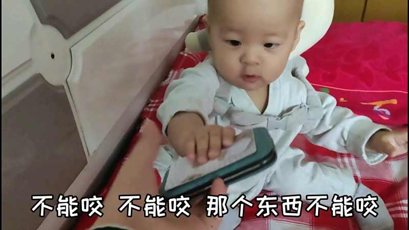 宝宝的玩具被没收，不哭也不闹，自己乖乖上交，妈妈都有点不相信 亲子 萌宝 好看视频