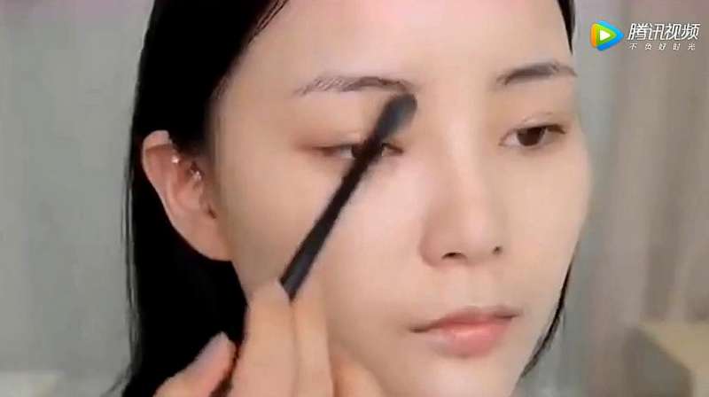淡妆视频教程:手把手教你新手如何画一个超日常的精致妆容时尚美妆美发好看视频