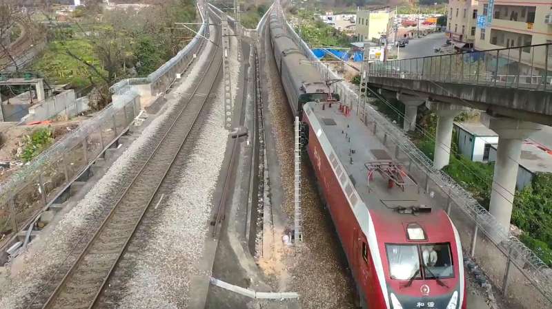 广州大岗东街附近京广线拍车大荟萃，有扫把王SS8-0001,汽车,汽车周边,好看视频