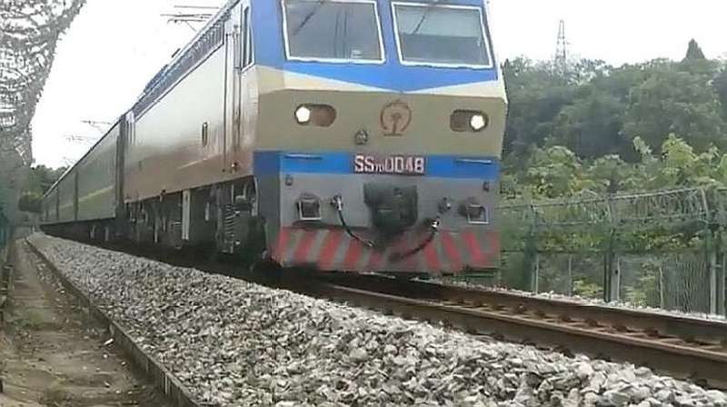 西局西段SS7D韶山机车，牵引K386次列车通过，达成线上看火车！,汽车,汽车周边,好看视频