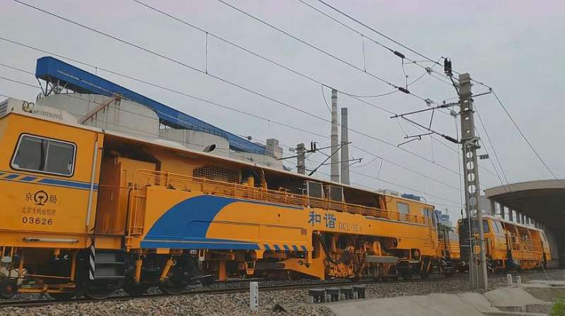 特种车辆—DCL32K连续式捣固车和WD-320K道岔稳定车通过,汽车,汽车周边,好看视频