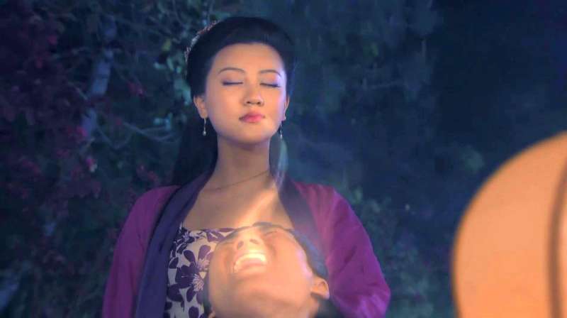 女妖深夜潜入院中,把书生迷得神魂颠倒,然后吸干他的阳气影视奇幻魔幻好看视频