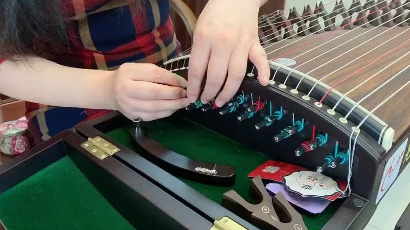 古筝琴弦更换的细节，如何将琴弦绕到弦钉上,音乐,器乐,好看视频