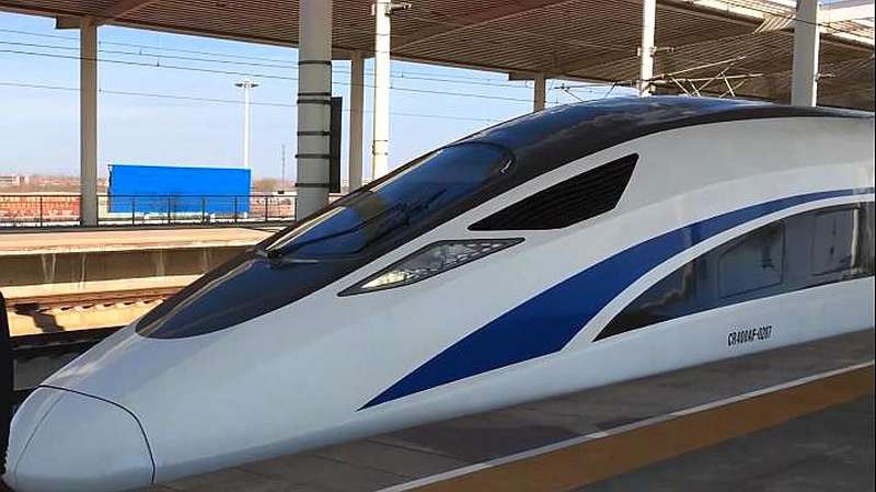 D311次（由纵向布置动卧CRH2E-2463担当）上海站进站,汽车,汽车周边,好看视频