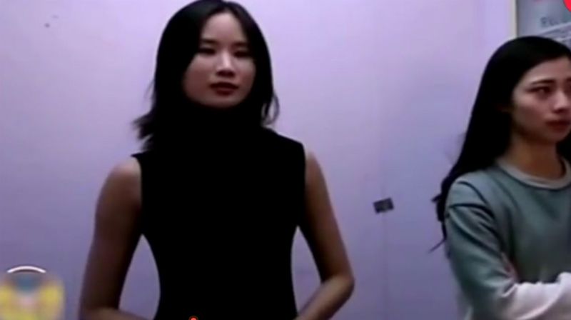三美女电梯里比赛放屁,既尴尬又搞笑,原来放屁也可以传染的!搞笑趣味恶搞趣玩好看视频
