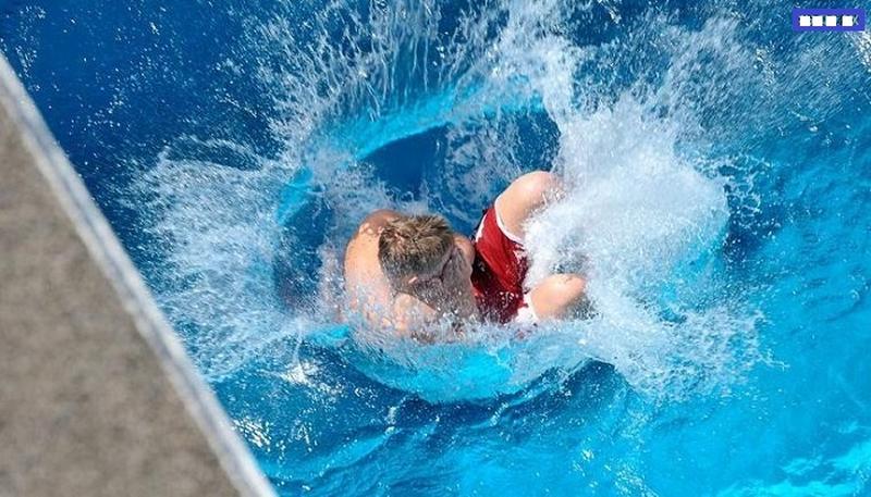 韩国跳水金永南，完败菲律宾跳水炸鱼队！蛤蟆式入水动作堪称逆天,体育,体育周边,好看视频