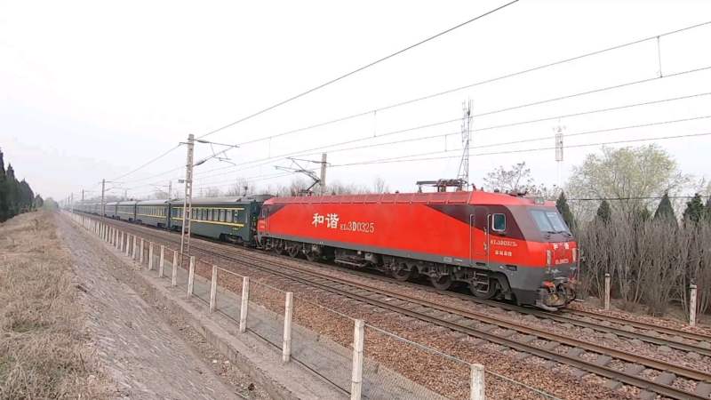 北京西开往贵阳的火车Z149，全程26小时55分，京局京段西红柿牵引,交通工具,交通工具,好看视频