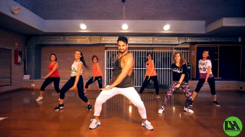 这段尊巴Zumba跳得真不错，看得我一脸崇拜，喜欢的快收藏！,生活,健身运动,好看视频