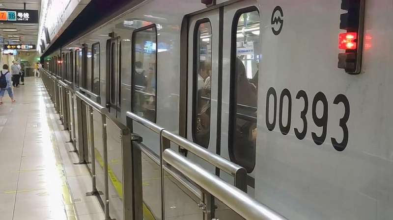 站内掠影！上海地铁2号线02A01型列车疾驰出站，大地铁的VVVF声赞,社会,民生,好看视频