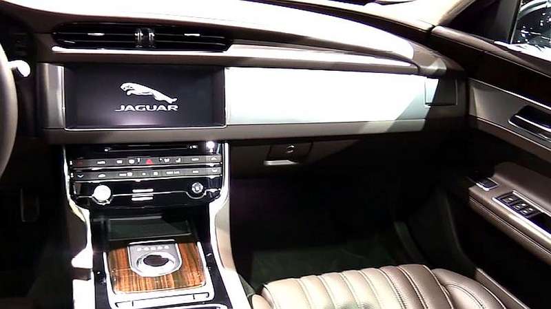 捷豹终于开窍了！3.0T配7气囊+8AT比A6L亲民，降至37.58万要大卖,汽车,车评,好看视频