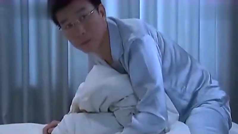 孩子不在家,夫妻二人享受二人世界,妻子精心打扮了一番!影视爱情好看视频