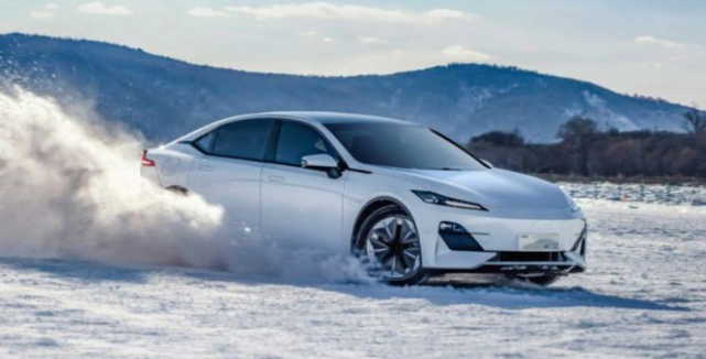 深蓝SL03续航1200km，媲美奥迪A7，从17万降到12万，剑指秦PLUS