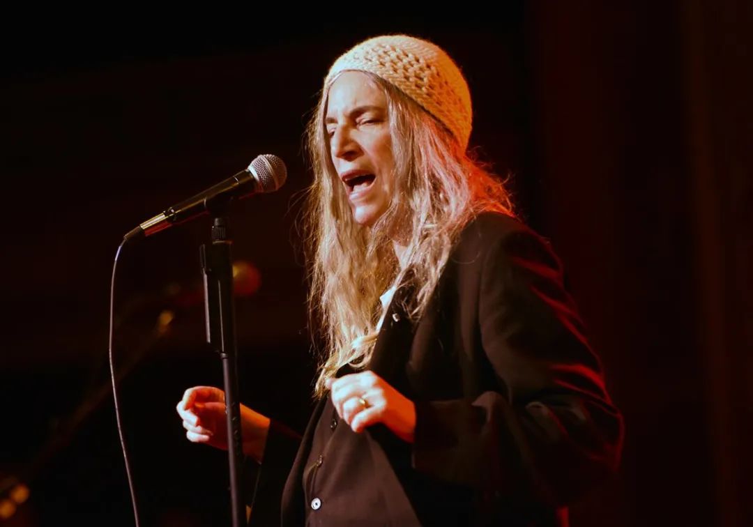 Patti Smith：摇滚教母与文学魔法师，她如何影响了音乐与文化？