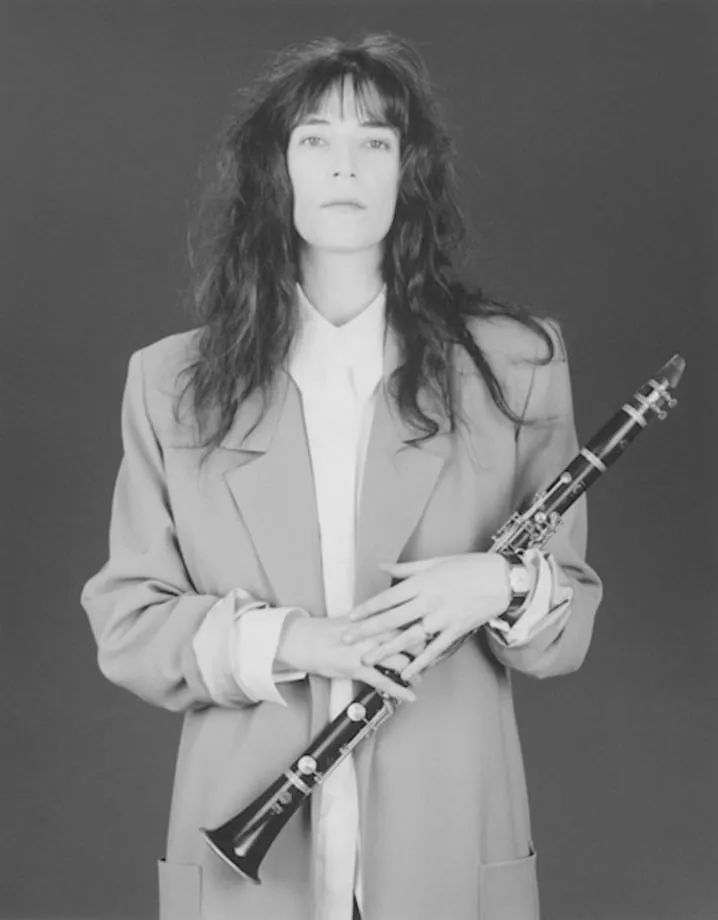 Patti Smith：摇滚教母与文学魔法师，她如何影响了音乐与文化？