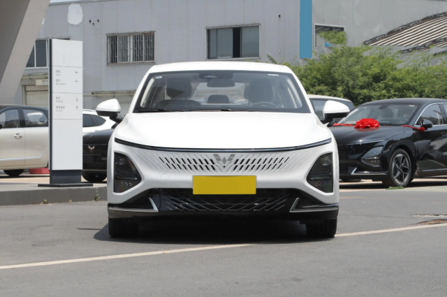 为人民造的插混家轿，车长4835mm亏电油耗3.98L，7.98万起-有驾