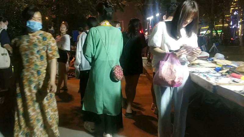 合肥肥西县桃花镇附近晚上摆摊的真不少，各种商品加特色小吃,旅游,旅途风光,好看视频