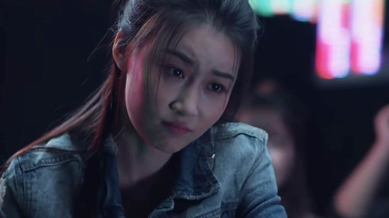 美女输一次脱掉一件衣服，当脱下牛仔外套，内搭吊带配纱裙真漂亮影视爱情片好看视频