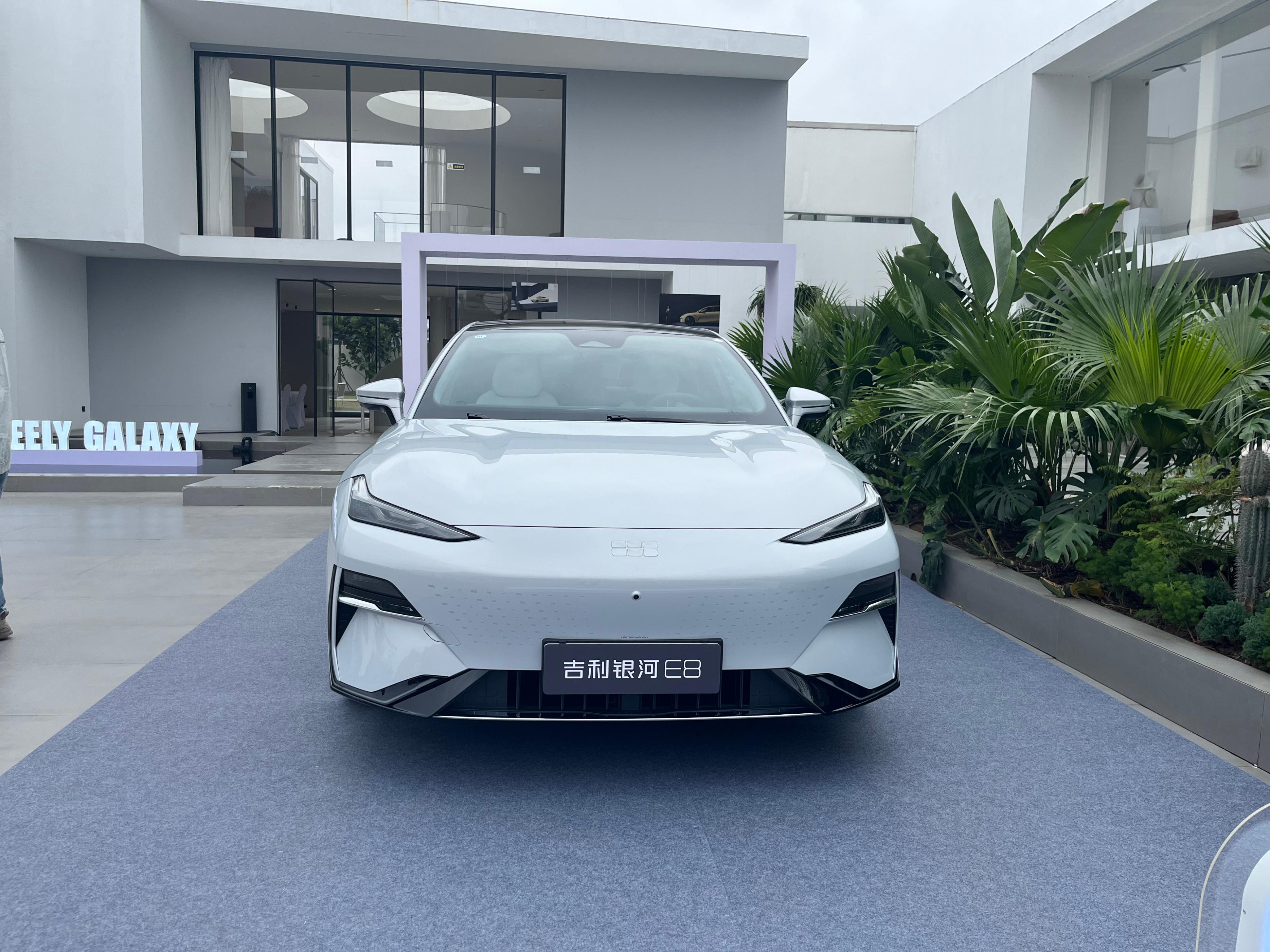 静态品鉴吉利银河E8，预售价18.8万元起，新车明年1月上市-有驾