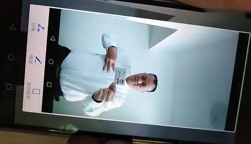 一个人如何完成手持身份证照相,数码,数码综合,好看视频