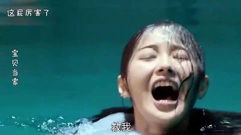 爆笑放屁场面,美女水下放了一个屁,小伙直接被崩晕:我太难了搞笑幽默短剧好看视频
