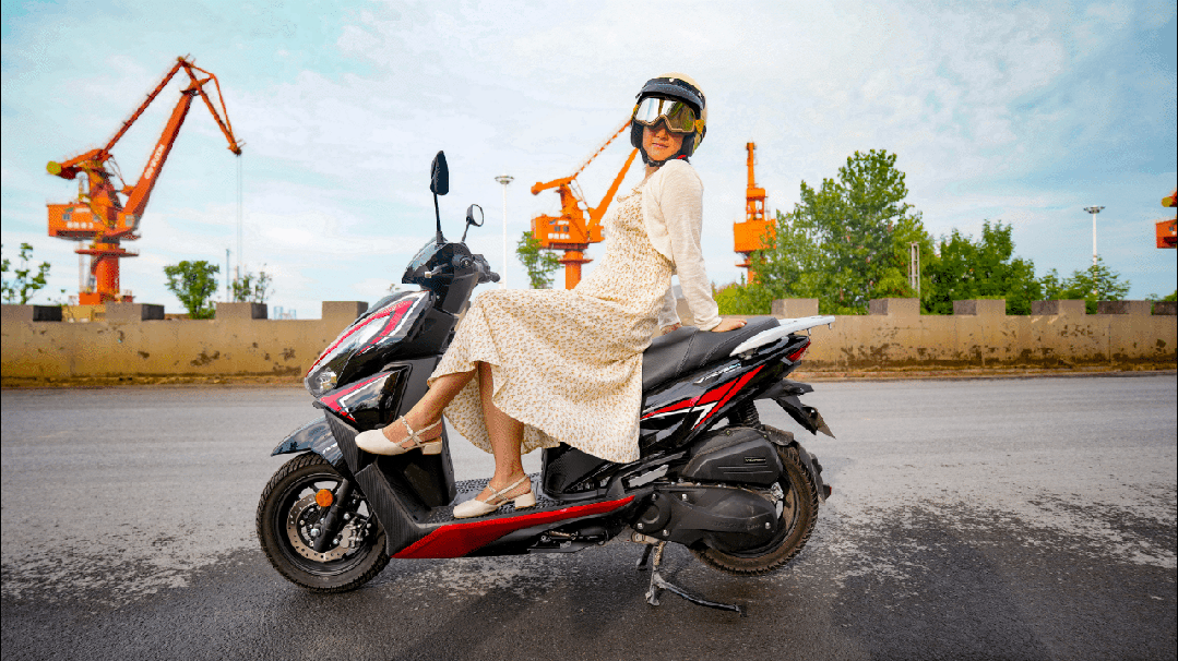 女白领身高162，骑上VRS150给生活带来更多乐趣-有驾