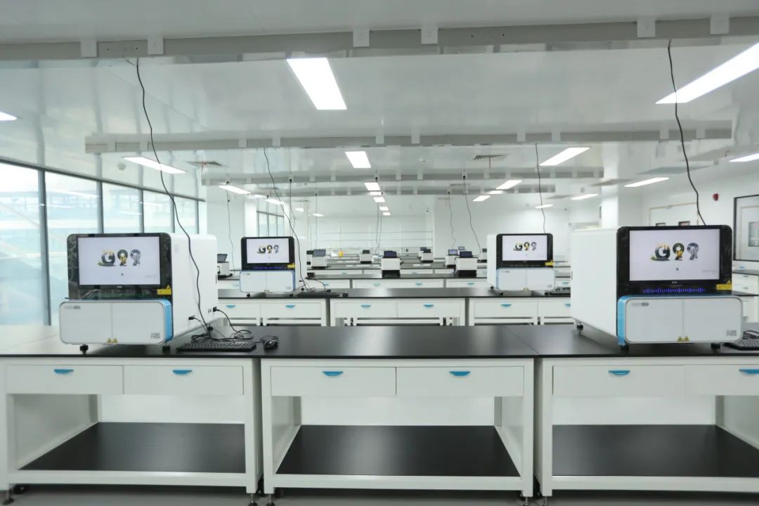 华大智造第1000台DNBSEQ-G99基因测序仪下线！