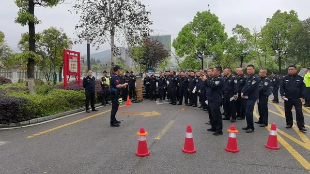 「1038」怀化交警开展查处酒驾醉驾及交通事故现场安全防护培训演练
