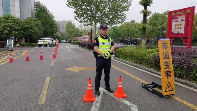 「1038」怀化交警开展查处酒驾醉驾及交通事故现场安全防护培训演练