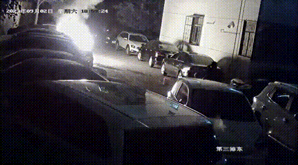 商丘一汽车自燃，热心群众飞奔上前合力灭火……